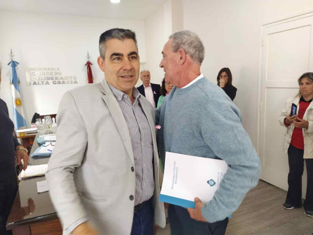 Al momento de su jubilación, el profesor Marcelo Dippert recibió un ...